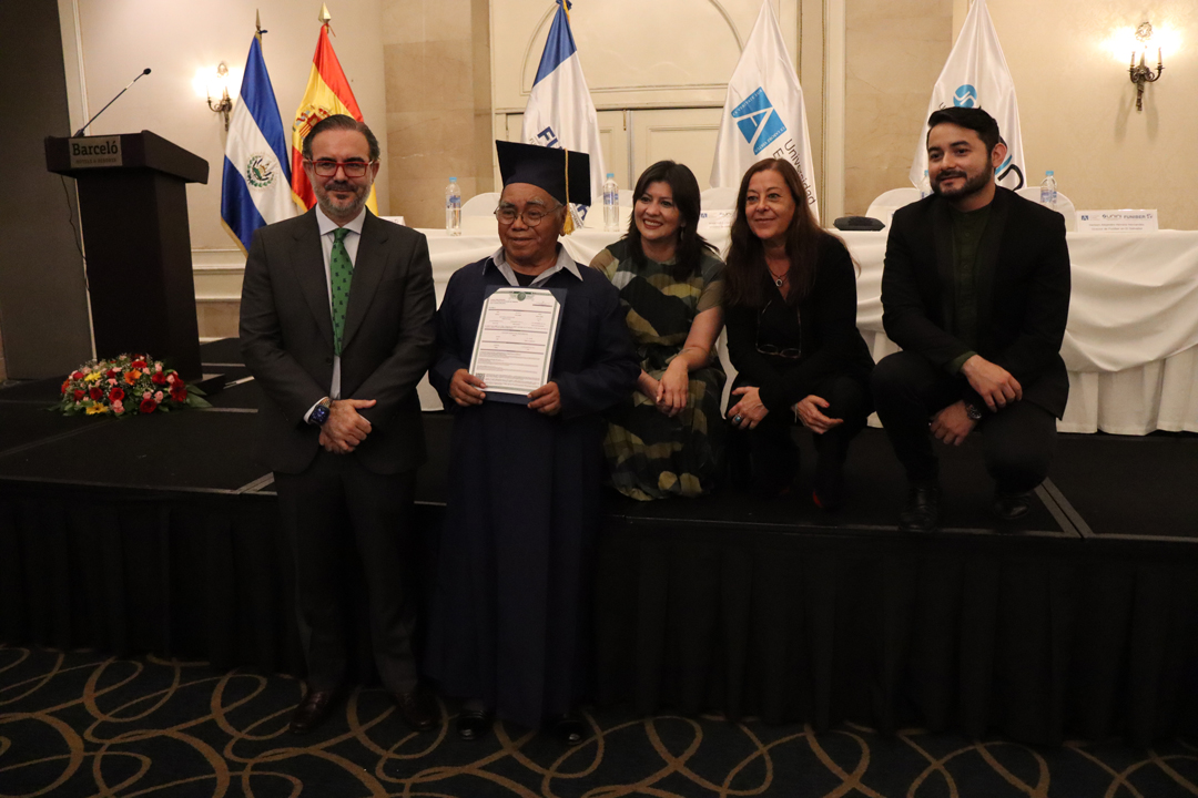 FUNIBER El Salvador agasaja a los becados en una entrega de diplomas ...
