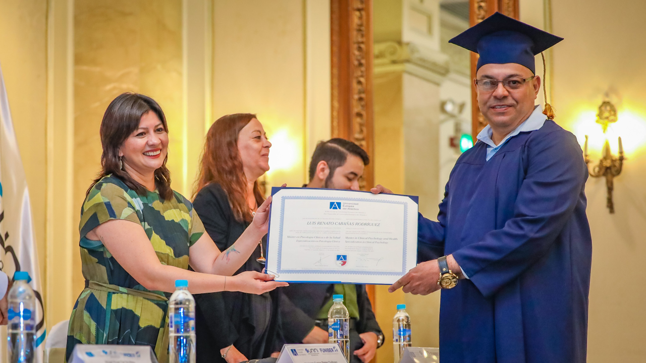 FUNIBER El Salvador agasaja a los becados en una entrega de diplomas ...