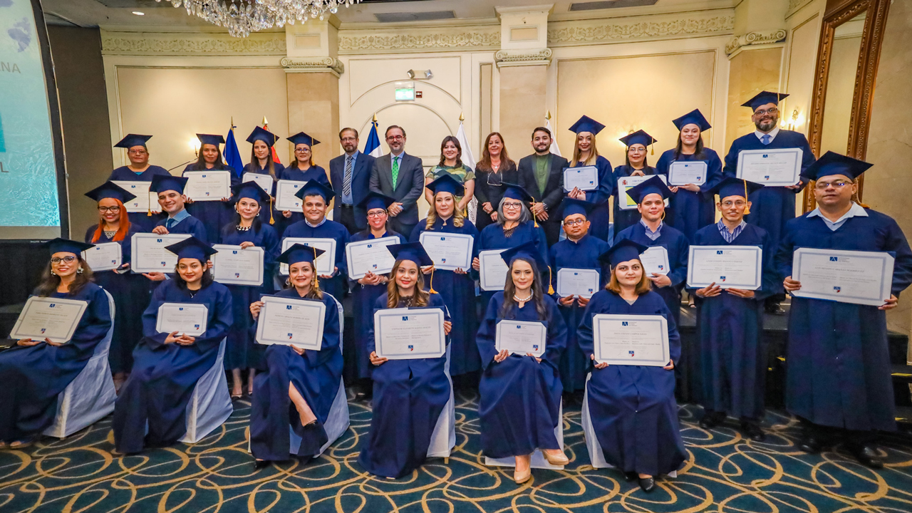 FUNIBER El Salvador agasaja a los becados en una entrega de diplomas ...