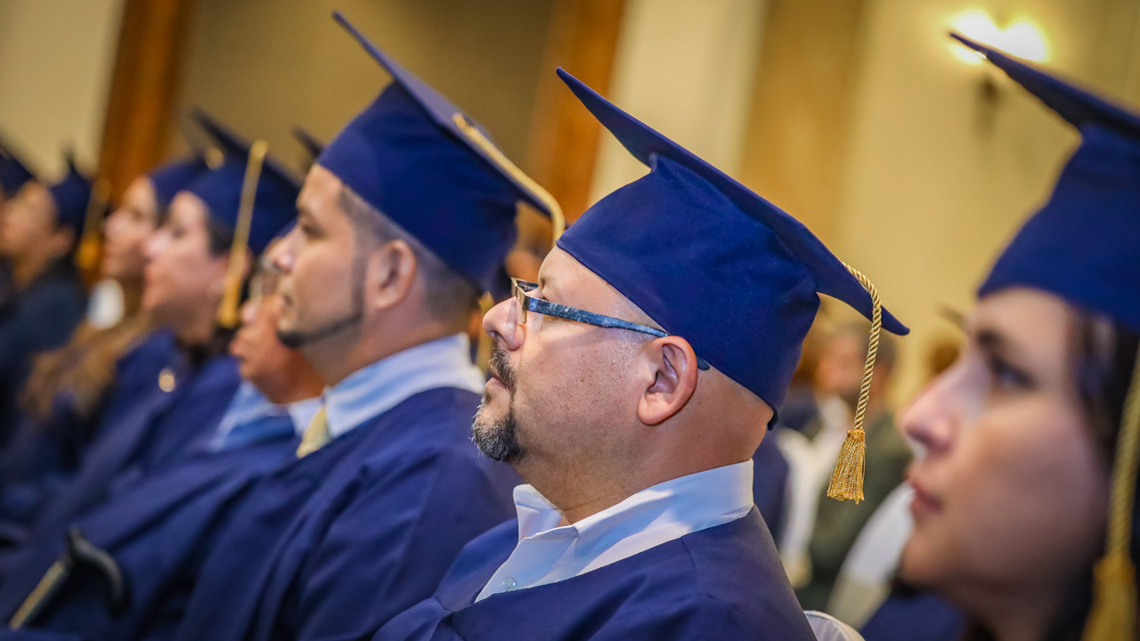 FUNIBER El Salvador agasaja a los becados en una entrega de diplomas ...