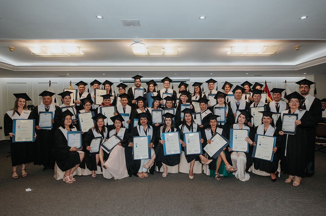 FUNIBER Ecuador celebra a sus becados en una entrega de títulos ...