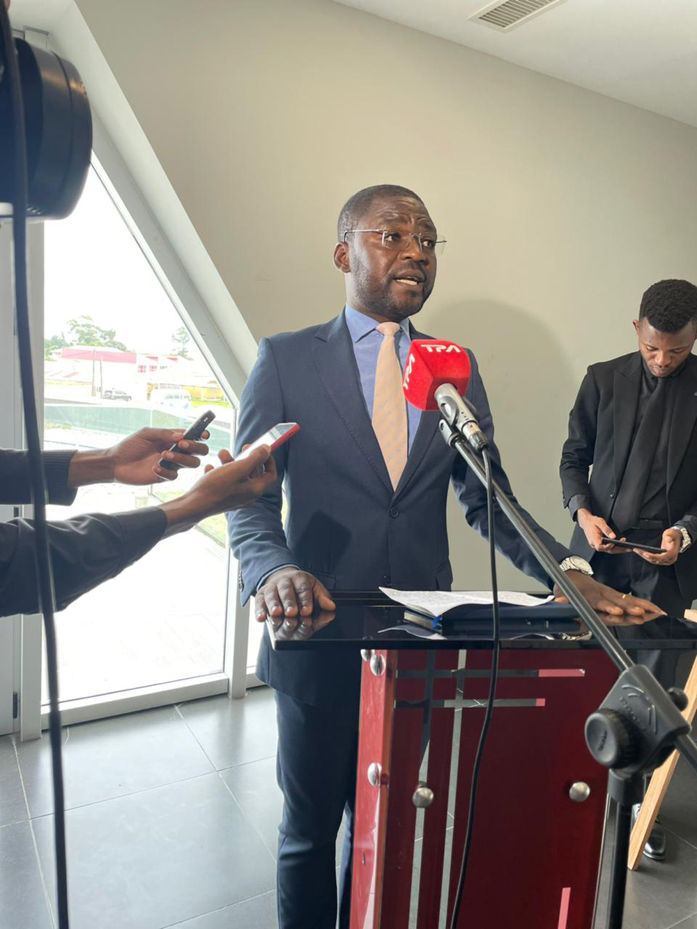 El rector de la UNIC inaugura la exposición de obras de Joan Miró en la ...