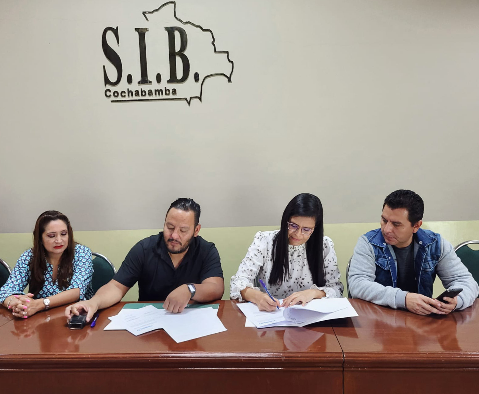 FUNIBER Bolivia firma un acuerdo interinstitucional con la SIB ...